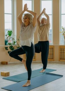 Fit im Alter mit Yoga für Senioren | TRIGEMA MAGAZIN