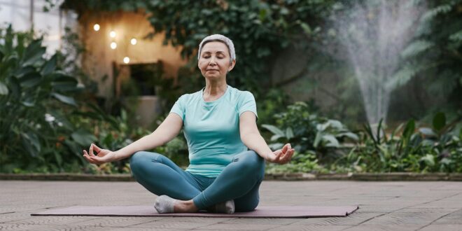 Fit im Alter mit Yoga für Senioren | TRIGEMA MAGAZIN